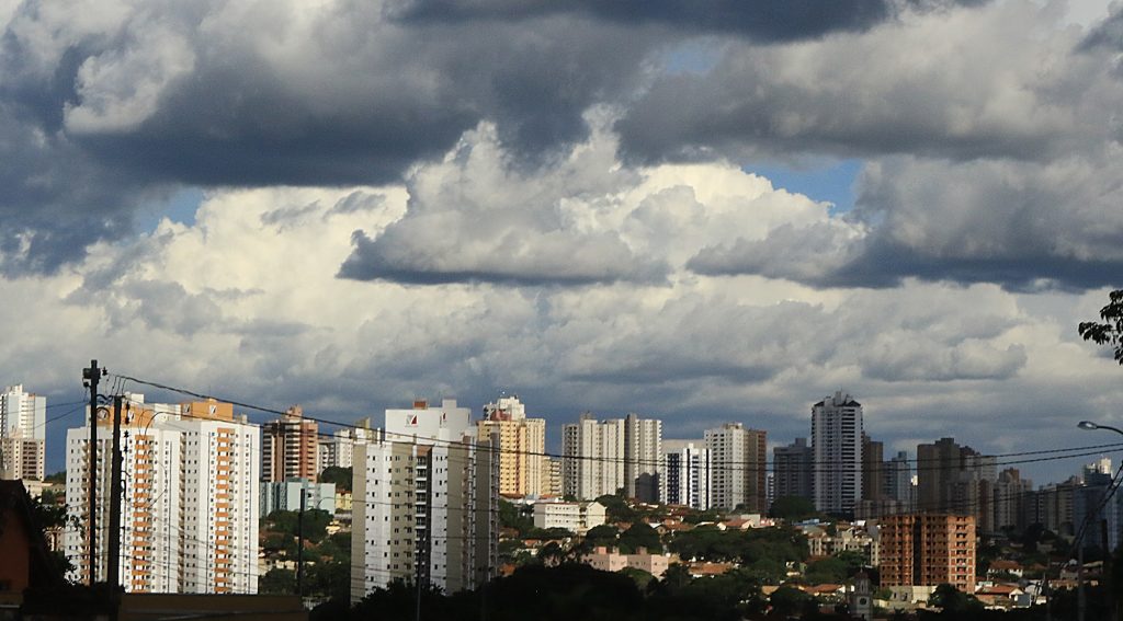 Semana começa com céu encoberto e pancadas de chuva em grande parte do ... Semana começa com céu encoberto e pancadas de chuva em grande parte do ...